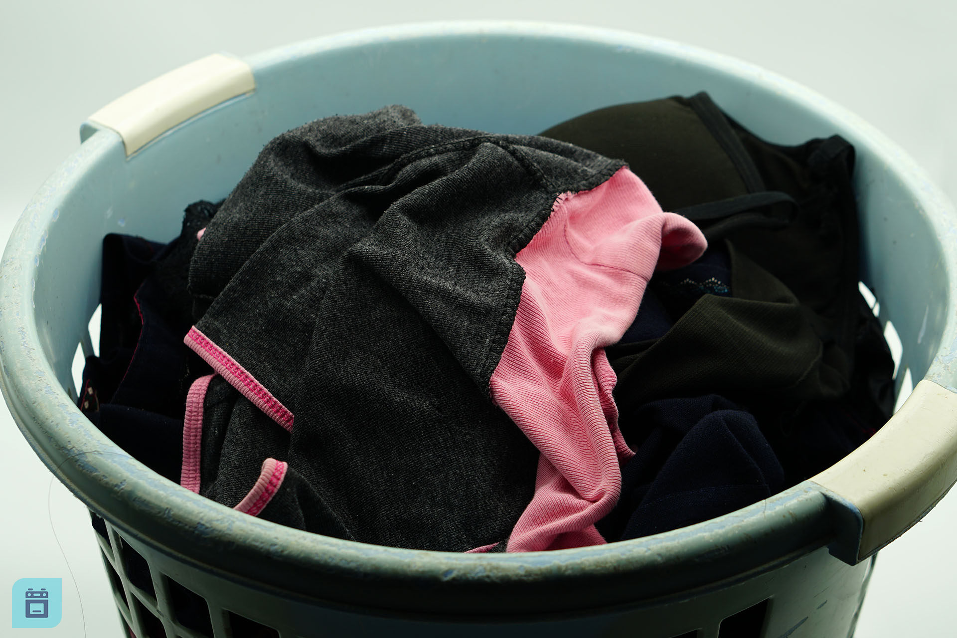 Jak prać czarne ubrania, żeby nie straciły koloru? | nowe-agd.pl